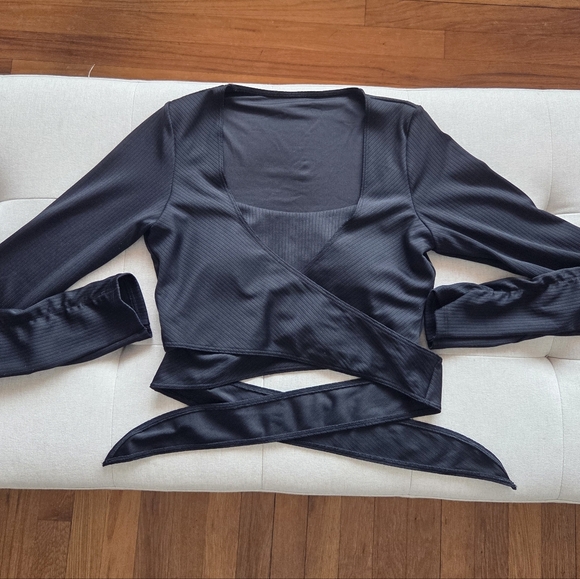 Gilly Hicks | Tops | Gilly Hicks Active Recharge Crop Black Long Sleeve ...